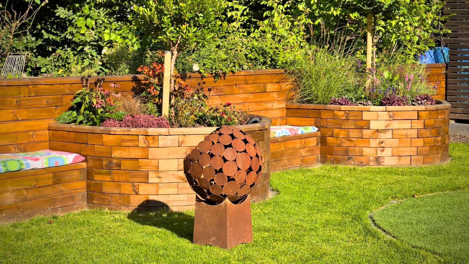 Le mur d’Eric avec des jardinières en demi-lune | WoodBlocX